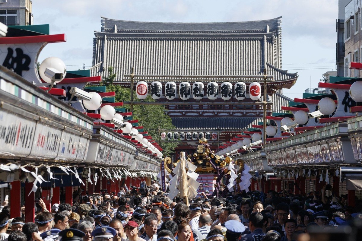 Tetovirane JAKUZE I GEJŠE na religijskoj proslavi - to može SAMO U ...