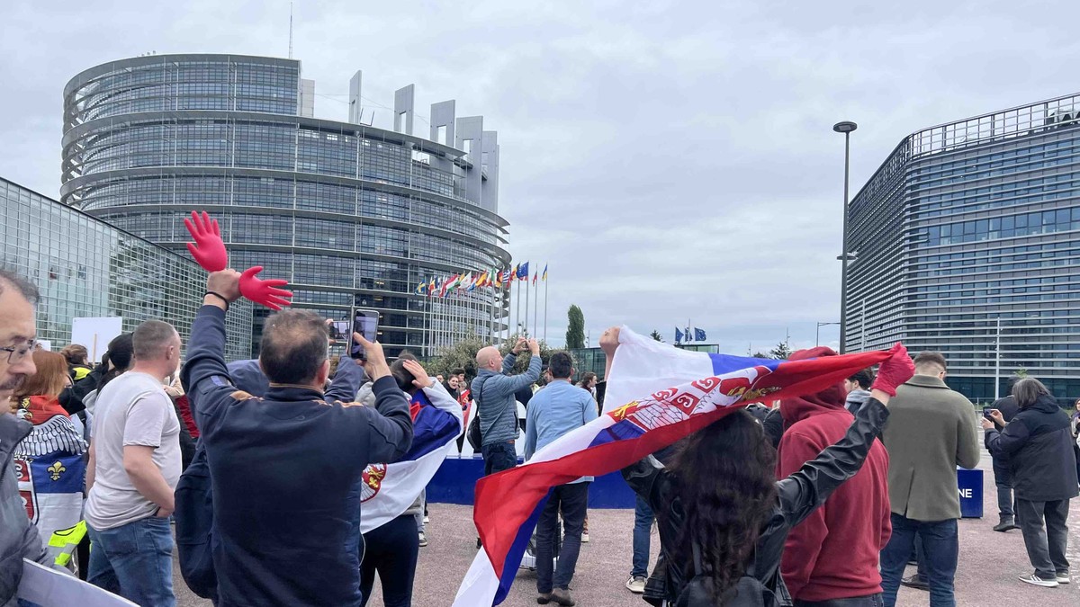 Strazbur: Studenti biciklisti razgovarali sa evroposlanicima, pročitali ...