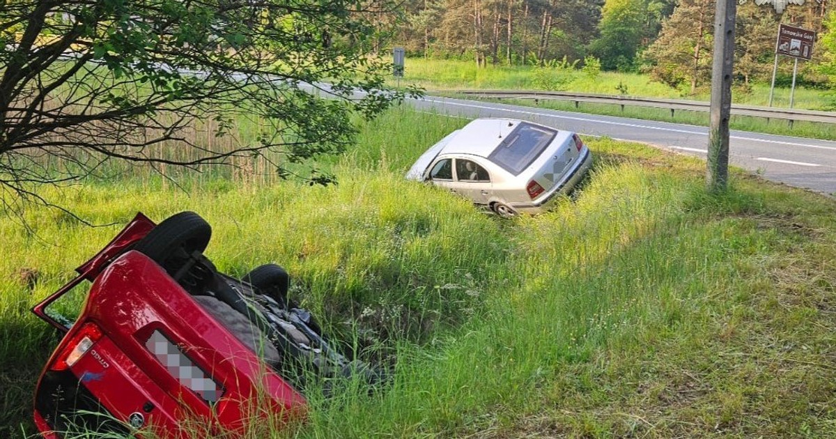 Dwa samochody w rowie po niebezpiecznych manewrach