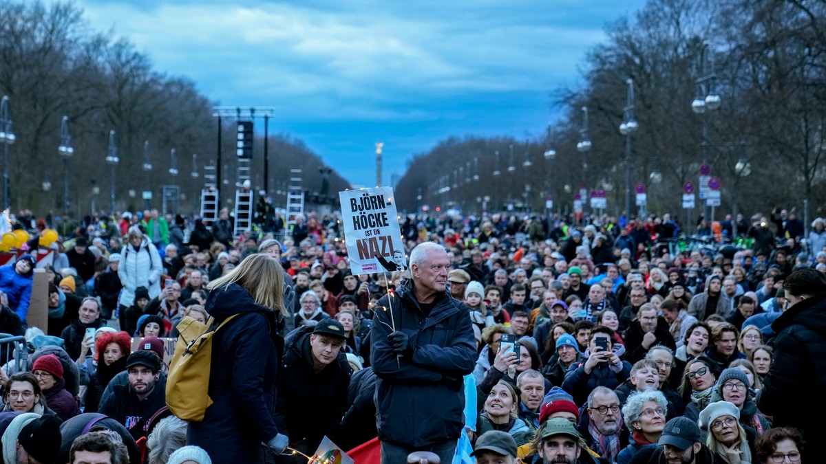 Demonstracije u Berlinu protiv dodatnog naoružavanja Bundesvera - Blic