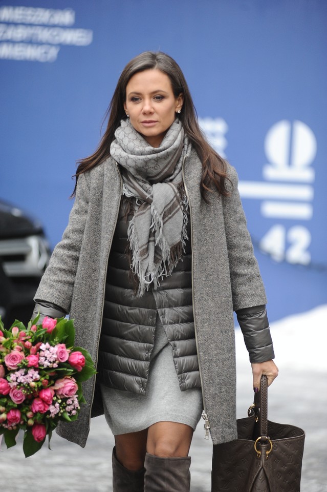 Uśmiechnięta Kinga Rusin w mini - Uroda