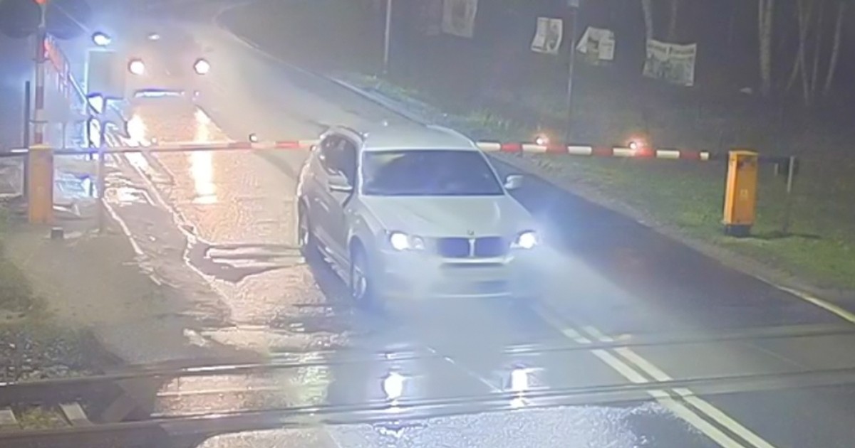 Przylepa. Samochód utknął na przejeździe kolejowym