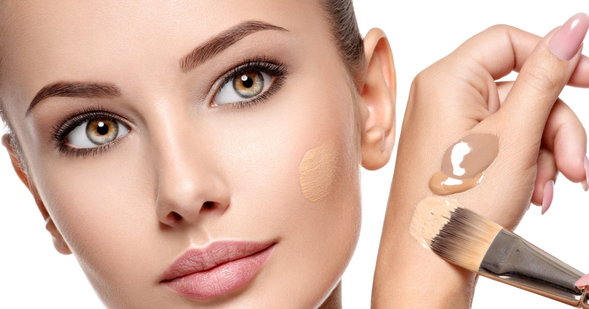 Podkład dla cery dojrzałej - jak znaleźć odcień i rodzaj? Rady makijażystki