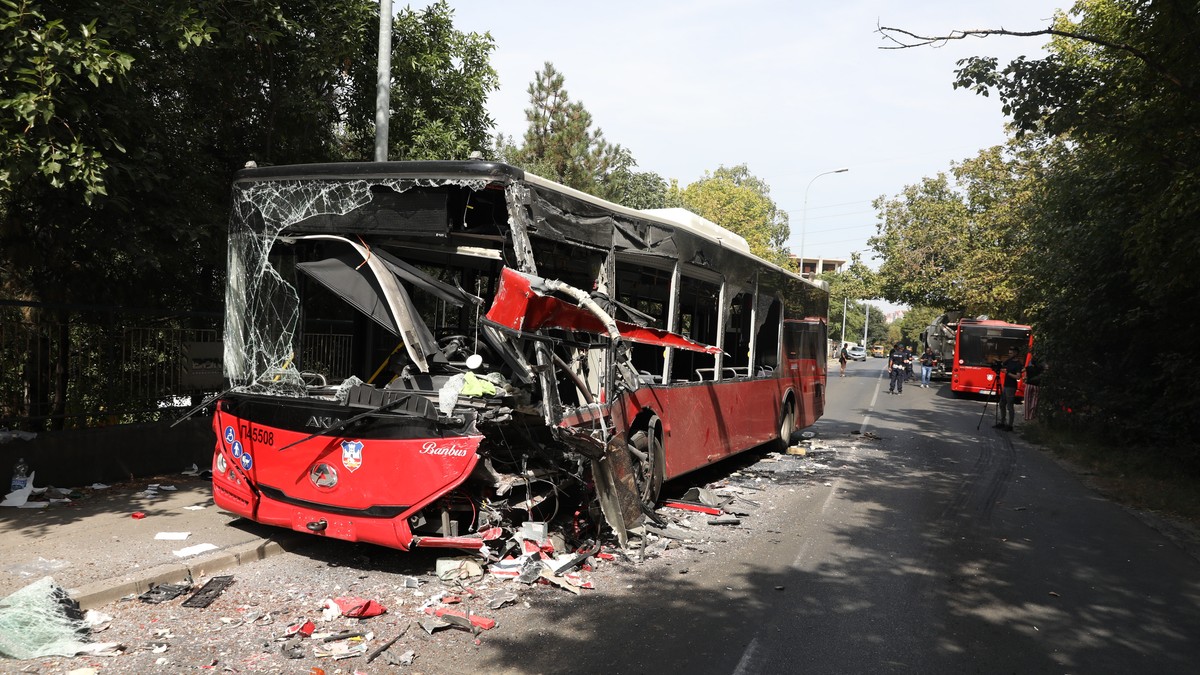 Autobus smrskan, srča po putu, 11 putnika povređeno. vozači teže: Prvi snimci iz Vodovodske ...