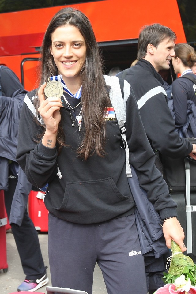 STEFANA VELJKOVIĆ SE PORODILA Prva slika iz porodilišta! Evo kog pola ...