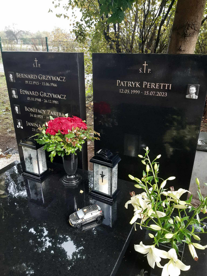 Tak dziś wygląda grób Patryka Perettiego. Uwagę zwraca figurka ...