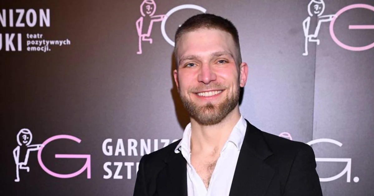 Zagrał główną rolę w najnowszym serialu Netflixa. Kim jest Piotr ...