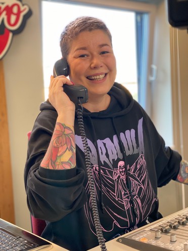 Levették a Retro Rádió műsorvezetőjének melleit - Blikk