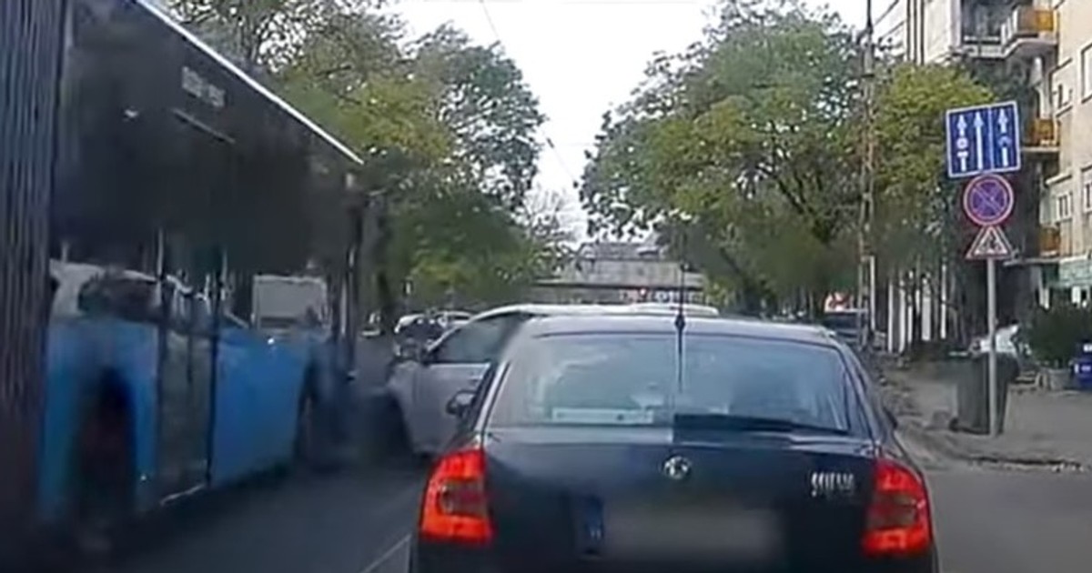BKV-busz trafált telibe egy figyelmetlen autóst Budapesten, a Thököly ...