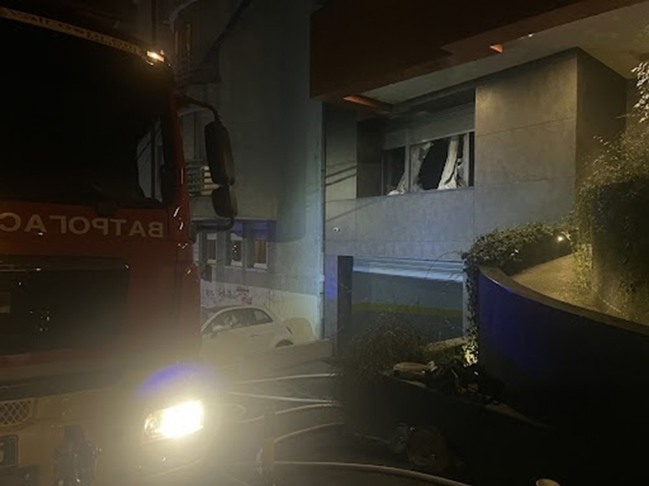 Požar na Zvezdari: Opušak cigarete izazvao plamen - Blic