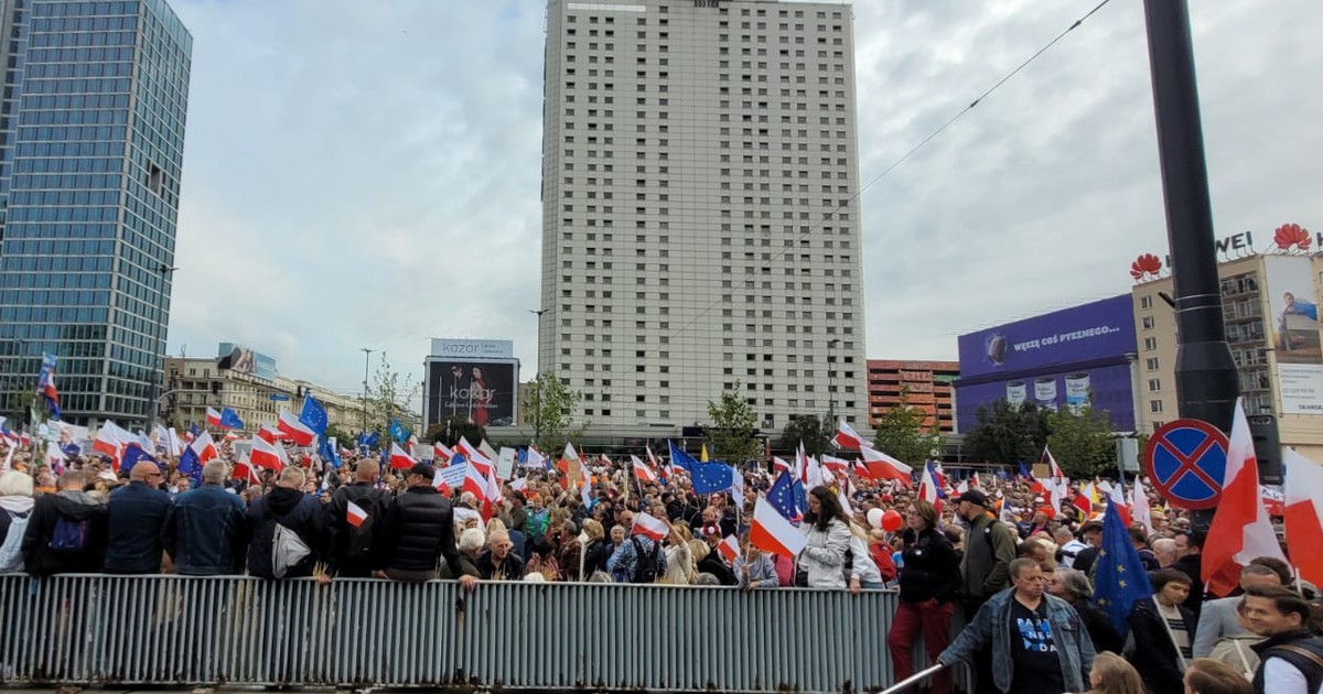 Marsz Miliona Serc. Tłumy na Rondzie Dmowskiego. "Przyszliśmy pełni ...