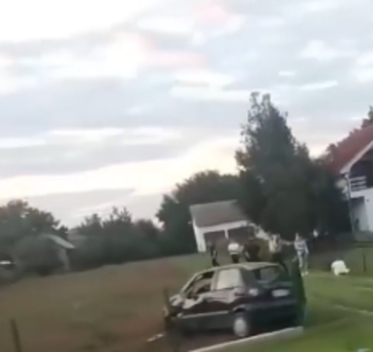 PRVI SNIMAK SA MESTA NESREĆE KOD OBRENOVCA Mladić sleteo sa puta i udario u metalnu ogradu, nije ...