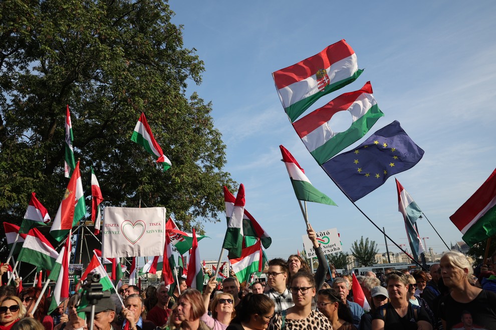 Hatalmas a tömeg Magyar Péterék október 23-i megemlékezésén - fotók - Blikk