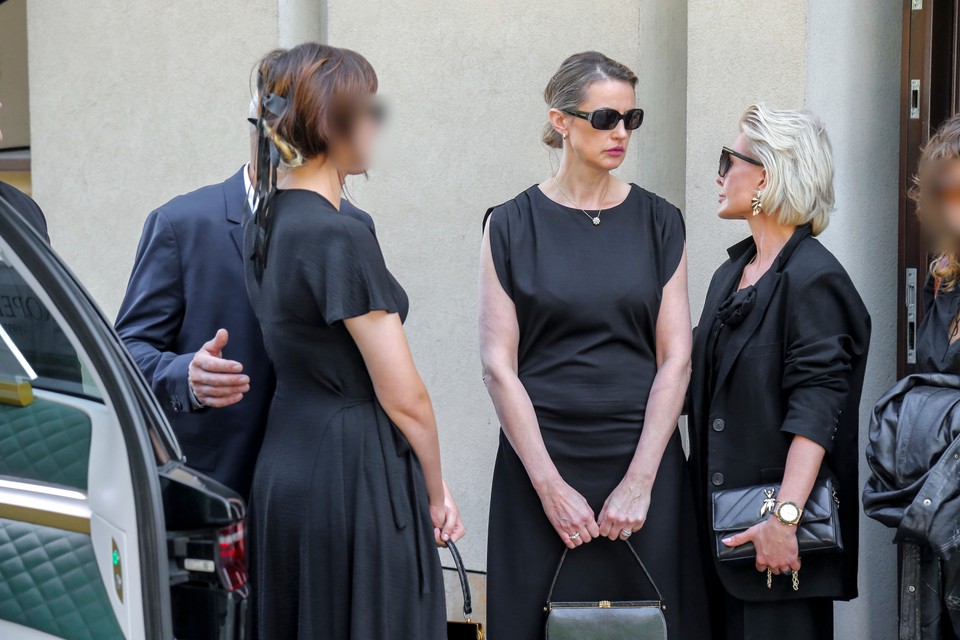 Zofia Ragankiewicz pożegnała Roberta Smoktunowicza. Obok Joanna ...