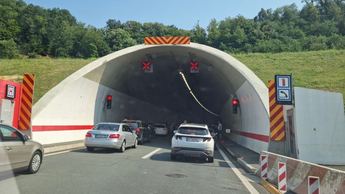 Jeziv udes u tunelu Brančić kod Ljiga: Kombi naleteo na šleper, saobraćaj na auto-putu u prekidu ...