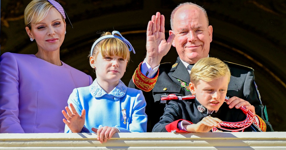 Książę Albert II i księżna Charlene na zdjęciu świątecznym. Zerwali z ...