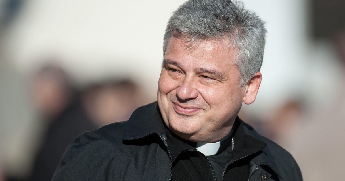 Jałmużnik papieża Franciszka, abp Konrad Majewski, pomaga uchodźcom z ...