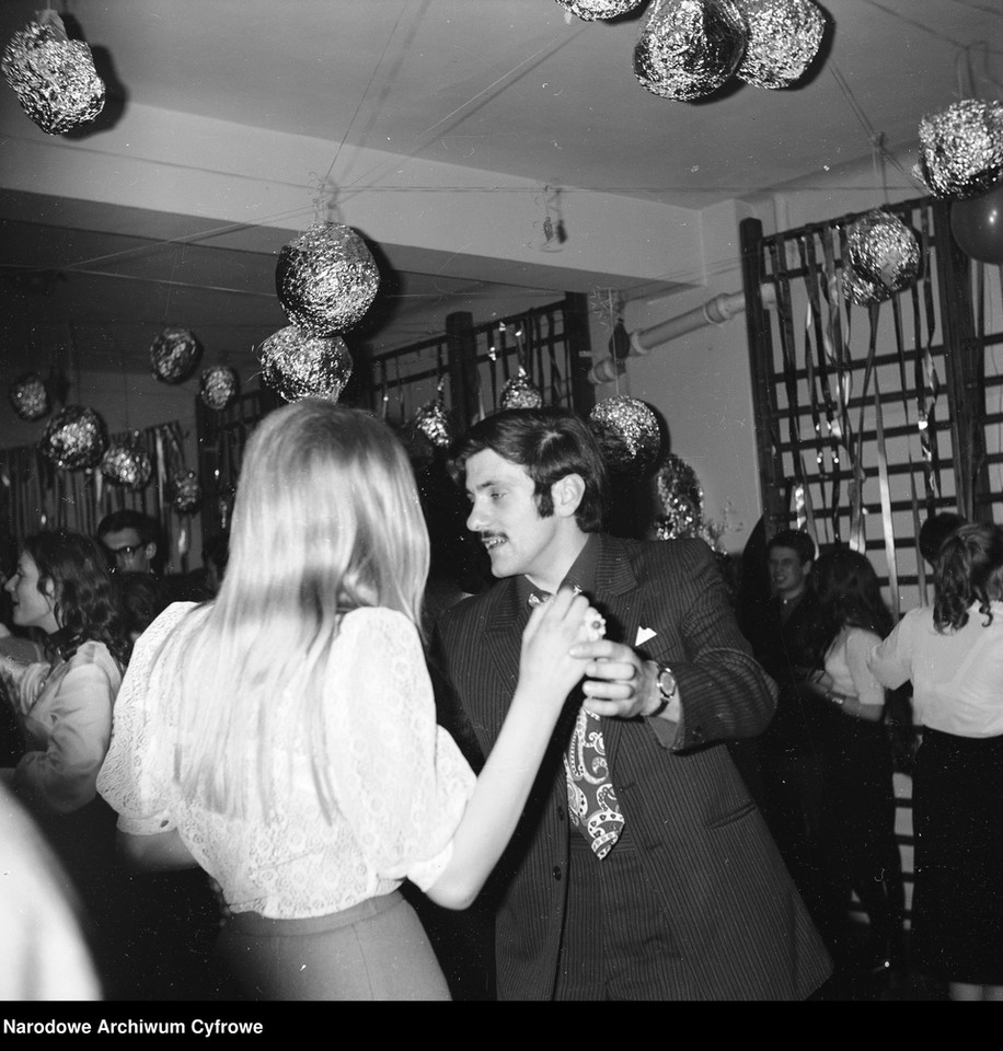 Studniówka w PRL-u. Białe bluzki, krótkie krawaty i bal na sali ...