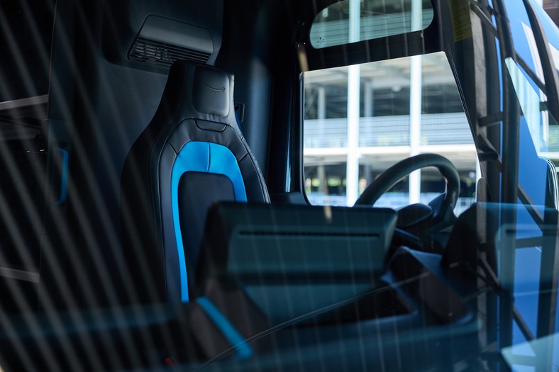 Zostałem kurierem Amazona i sprawdziłem, co potrafi specjalny van ...