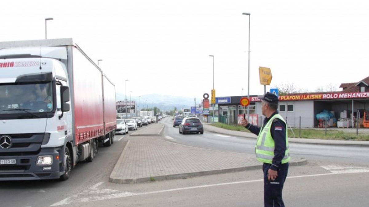 JEDAN DIVLJAO 150 NA SAT, DRUGI PRETICAO PREKO PUNE LINIJE Čačanska ...