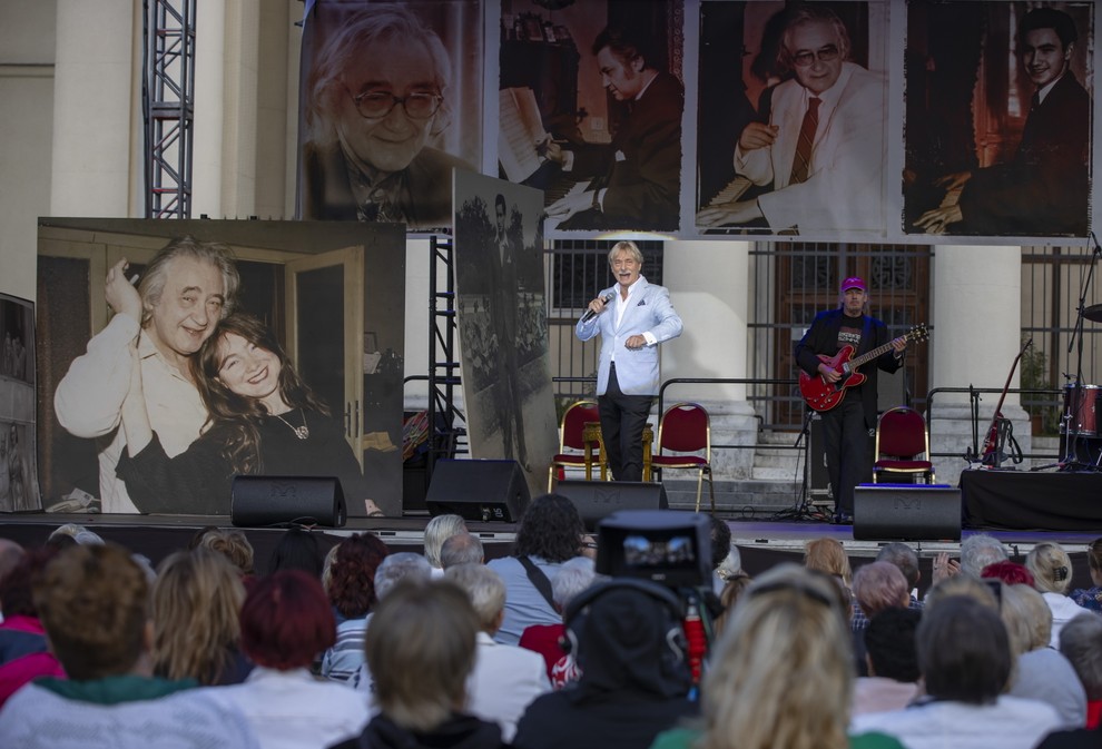 79 éves a poplegenda, és semmit sem vesztett népszerűségéből - Blikk