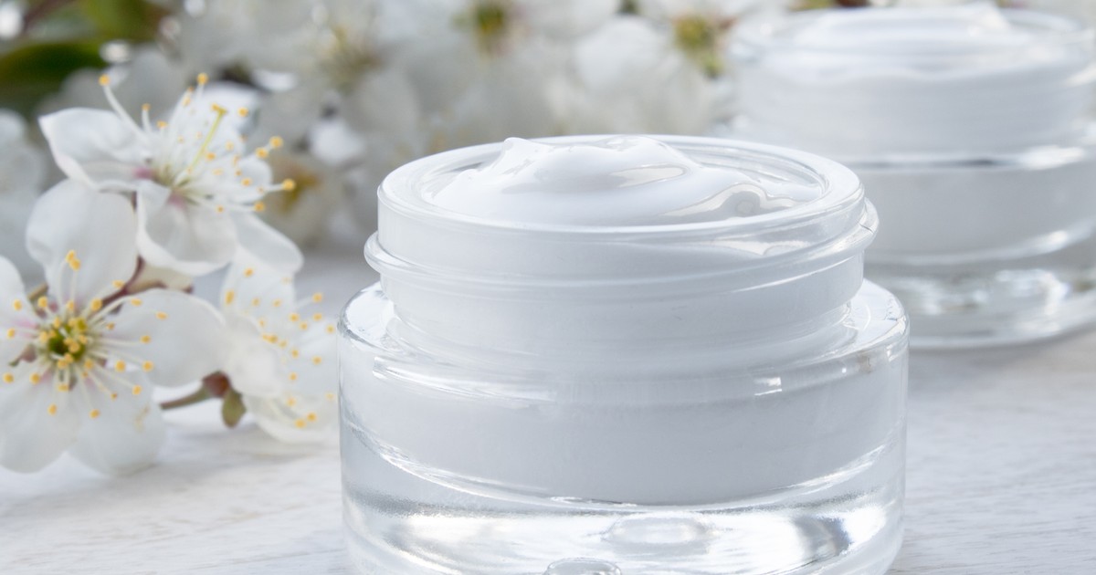 Ten uniwersalny krem z witaminą E kosztuje grosze, a nawilża jak żaden ...