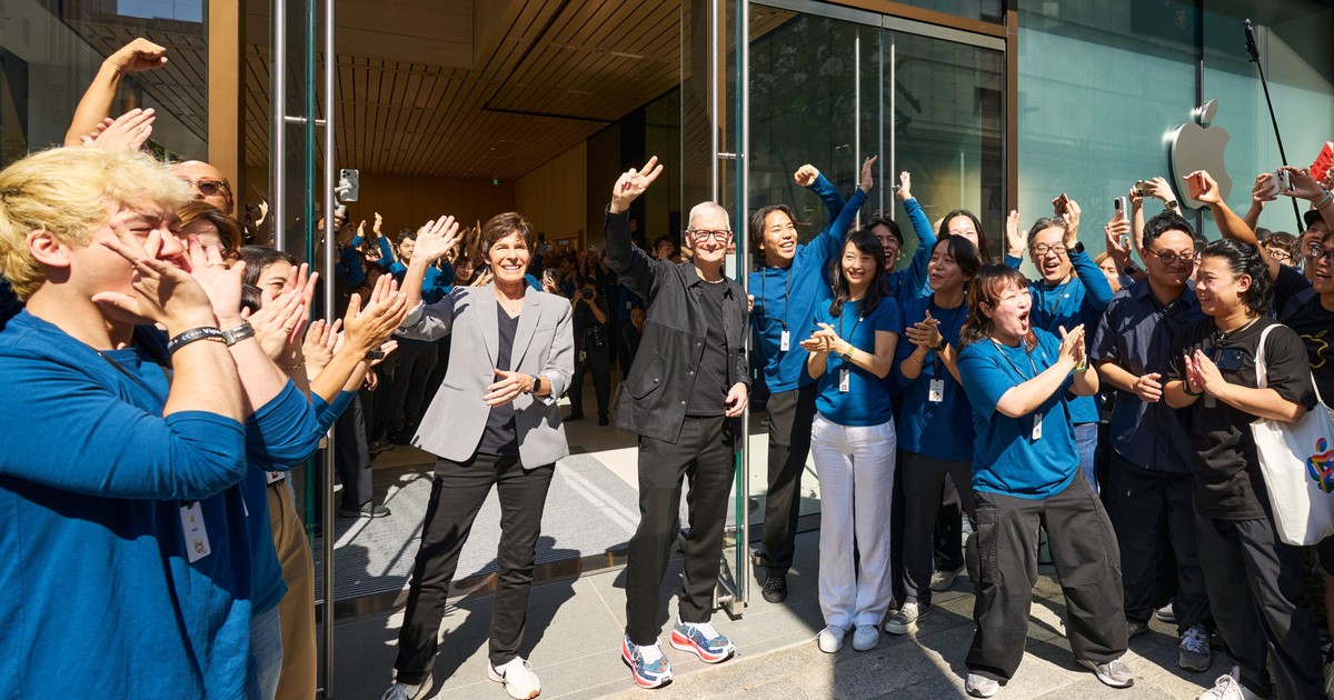 Tim Cook just gave Nike a much-needed holiday boost | Business Insider ...
