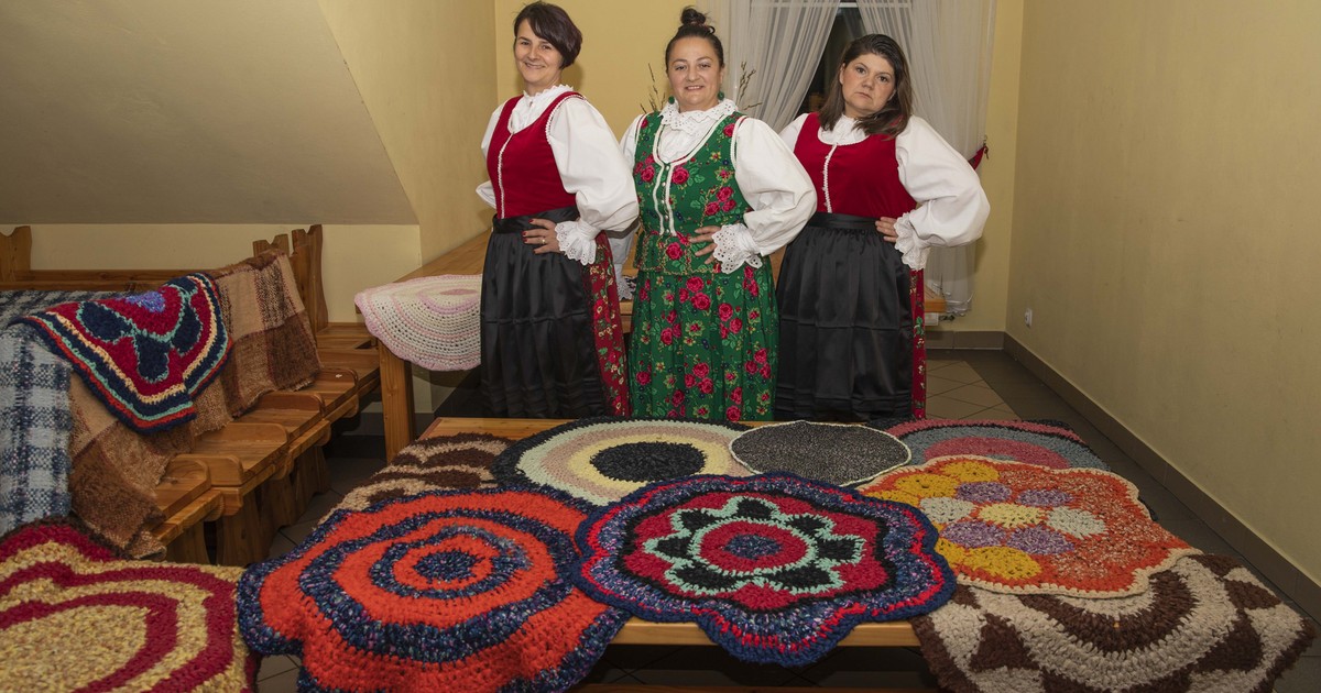 Frydman. Koło Gospodyń Wiejskich robi dywaniki ze starych ubrań ...