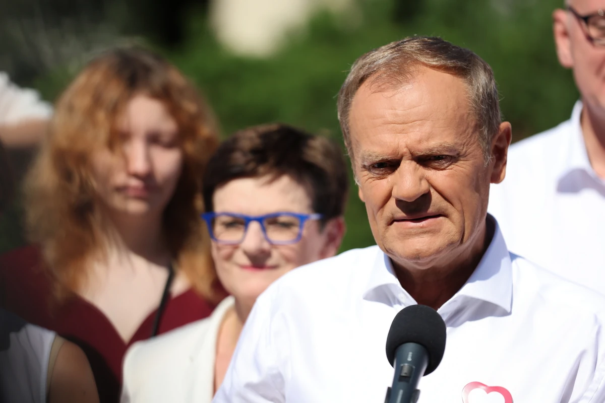 PiS zaapelował do Donalda Tuska. "Niech pan odda te medale" - Dziennik.pl