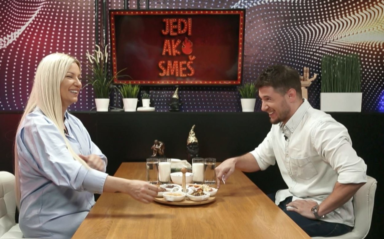 Pevač Joca Stefanović u emisiji "Jedi ako smeš" otkrio je sa koliko devojaka je spavao ...