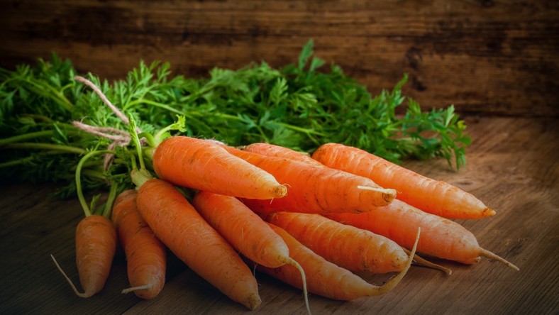Surówka z marchewki – przepis na zdrowy i orzeźwiający dodatek - Kobieta