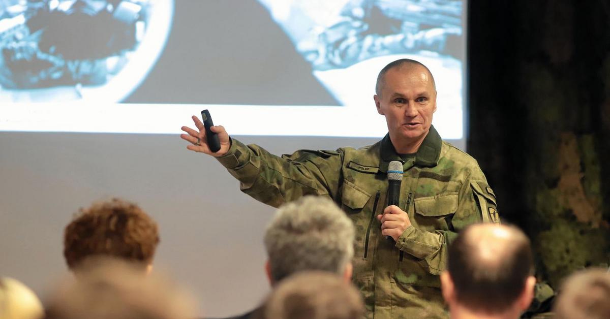 Generał Roman Polko miał wypadek na A1. Jego samochód dachował ...