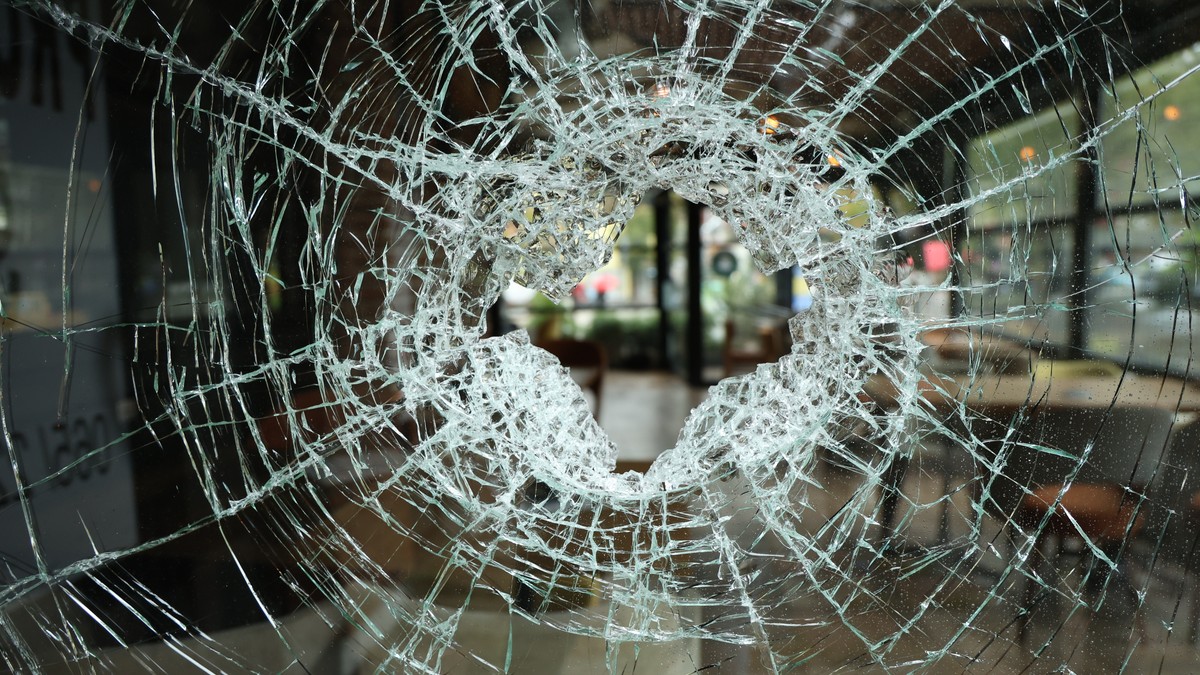 Nađena bomba u poznatom restoranu na Vračaru: Napadač razbio staklo, pa ...