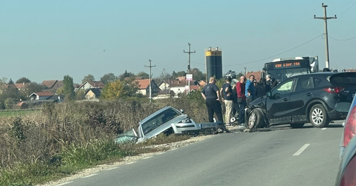 Jeziv sudar u Surčinu: Jedno vozilo završilo u jarku, od siline otpao i branik (Foto) - Blic