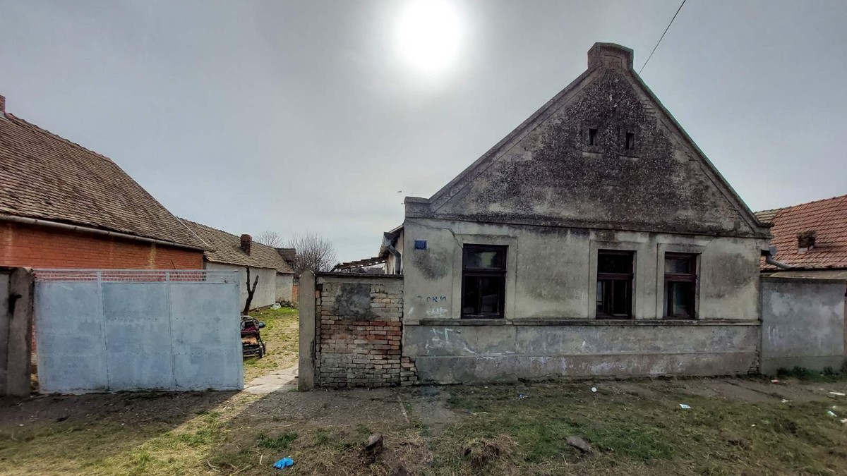 Prve slike sa mesta ubistva u Bačkom Gradištu: Muškarac ubio vanbračnu suprugu - Blic