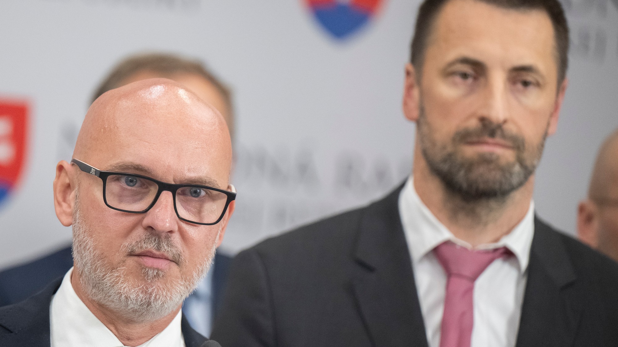 Opozícia apeluje na premiéra: Ak skončil Peter Kmec, musí skončiť aj ...