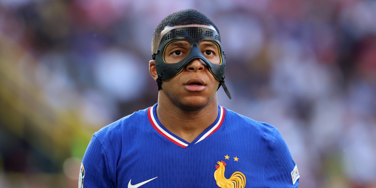 Kylian Mbappé w "masce Batmana" na murawie. To wynik bolesnej kontuzji ...