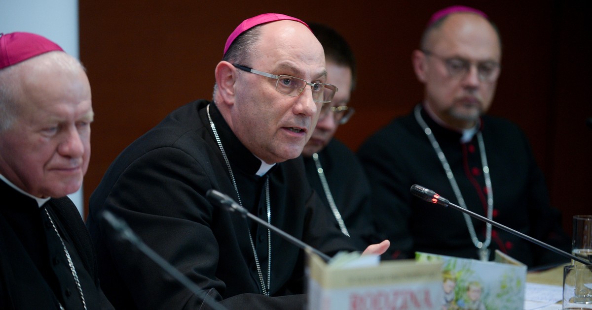 Prymas Polski posypał głowę popiołem. "Jeszcze raz pragnę za to ...