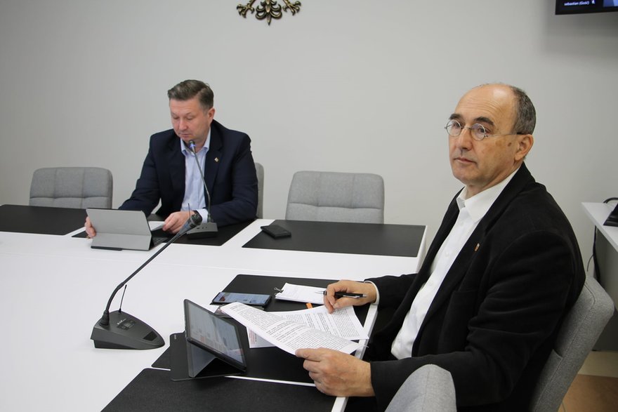 Szeregowi urzędnicy skarżą się na pensje. Starosta odpowiada: droga ...