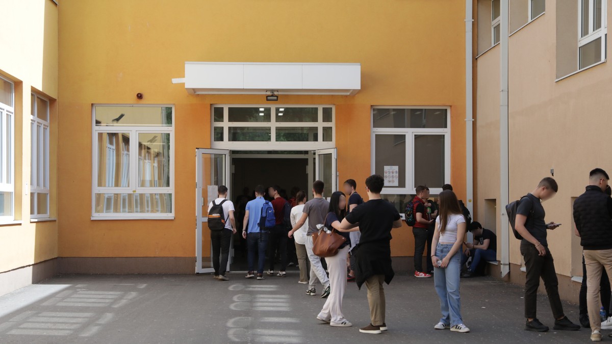 Upis u srednje škole traje danas do 15 časova, a 12 učenika nije prošlo u prvom upisnom krugu - Blic