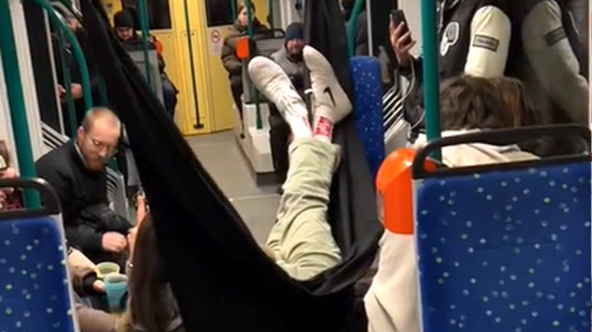 Függőágyban utazott valaki a 4-6-os villamoson Budapesten