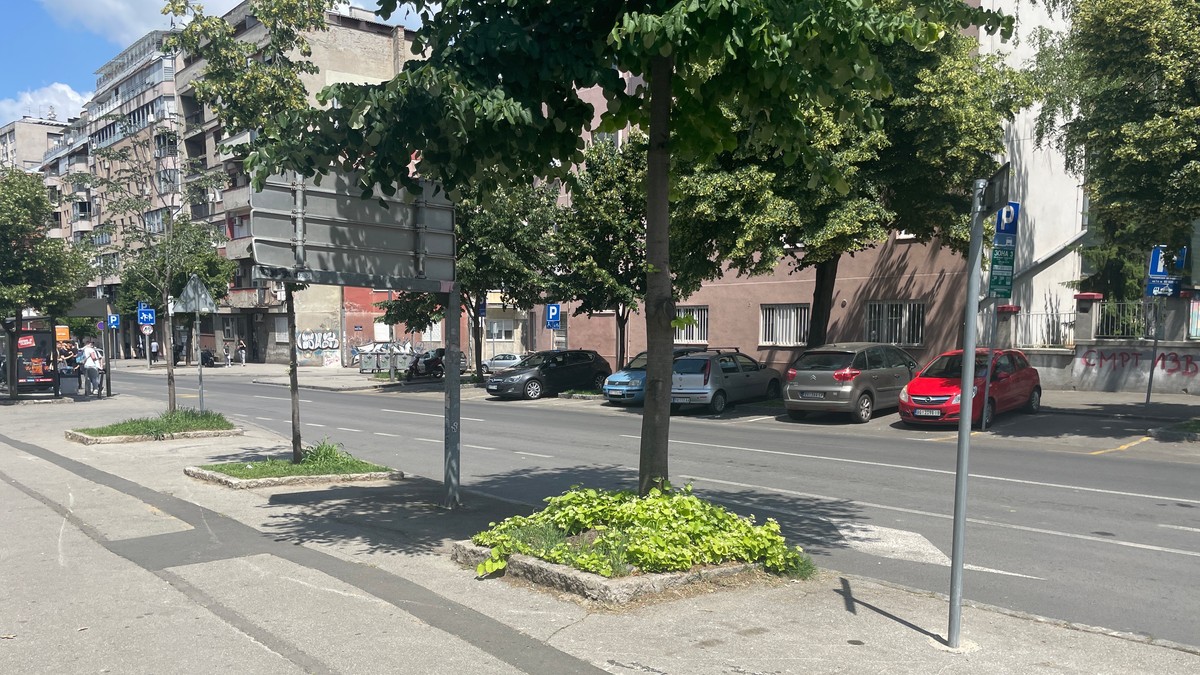 Prve slike sa lica mesta na kom je devojčica upucana iz vazdušne puške - Blic