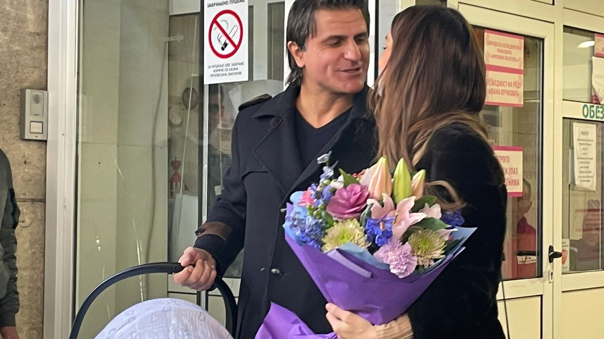 Nenad Jestrović došao po suprugu u porodilište - Blic