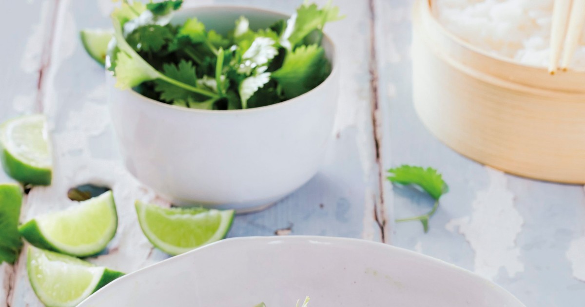 Żółte curry z kurczakiem, grzybami Shitake, brokułami oraz mlekiem ...