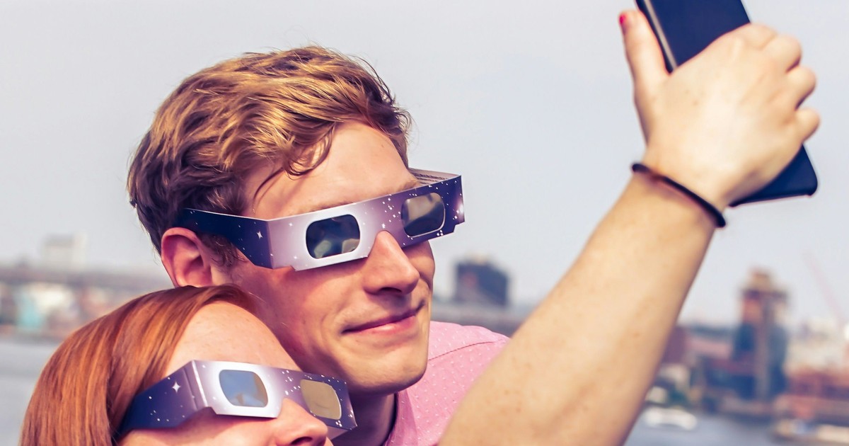 How to take the perfect selfie during the total solar eclipse ...