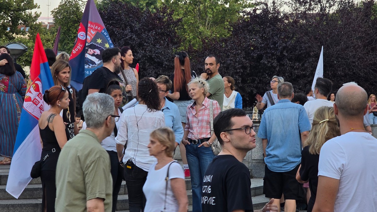 Demonstranti se okupili ispred Vukovog spomenika, protest u Rumi (Foto ...