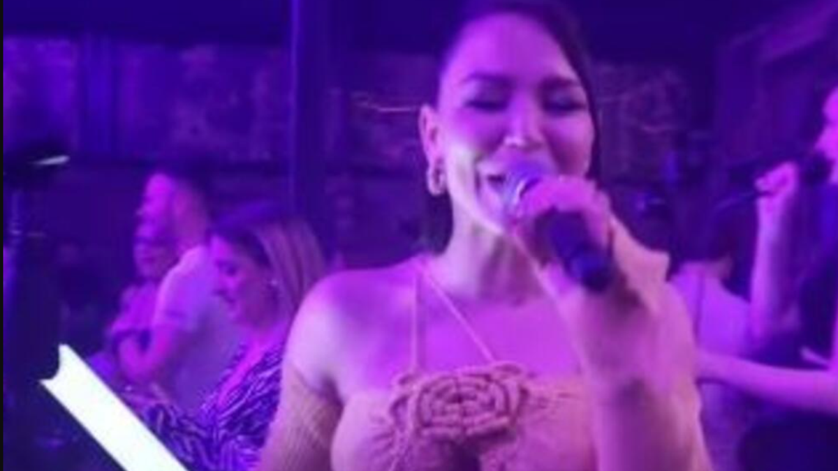 Aleksandra Mladenović dovela novog dečka na nastup, peva mu, on ne skida osmeh sa lica - Blic