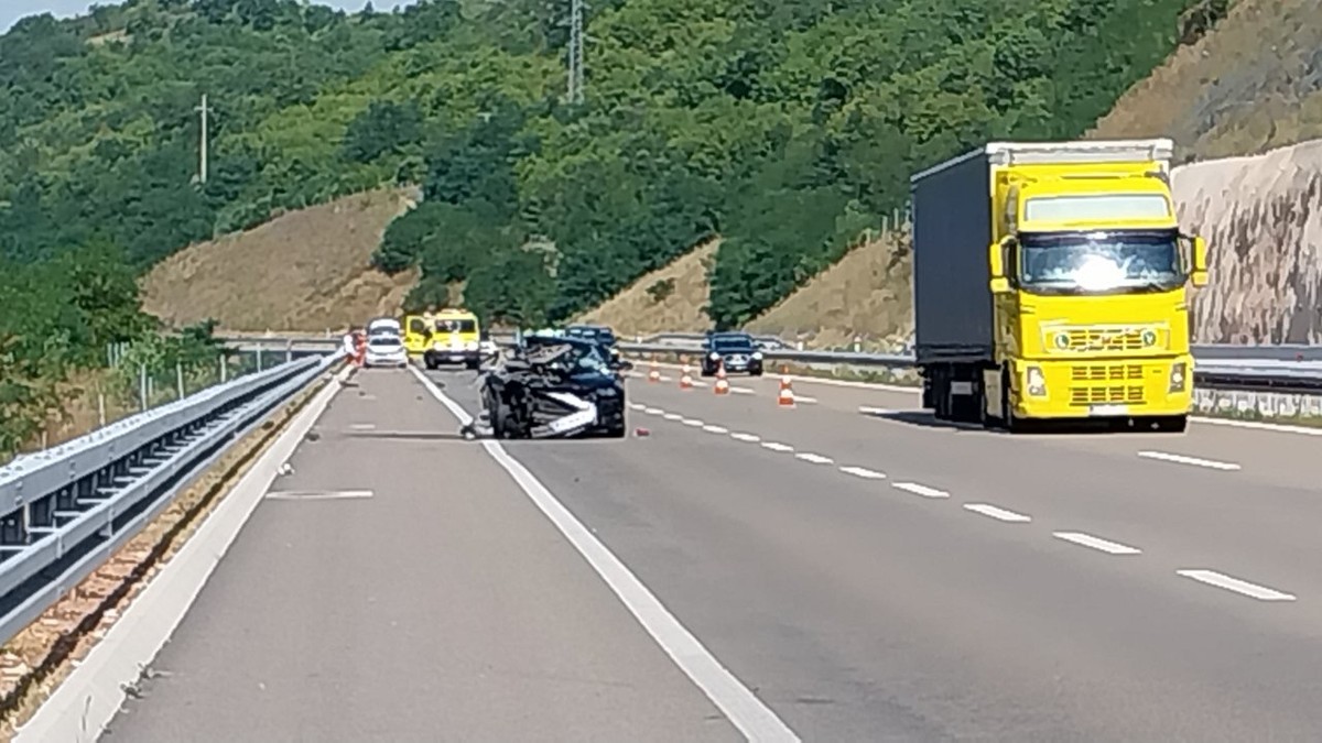Prvi snimci i slike sa mesta nesreće kod Niša: Jezivi prizori, automobil smrskan - Blic