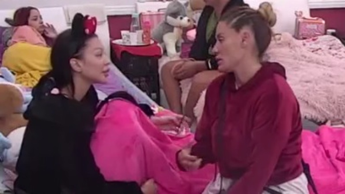 "E, sad smo sve videli! Ljubavnicu teši Zvezdanova žena": Maja Marinković se izjada Ani Ćurčić ...