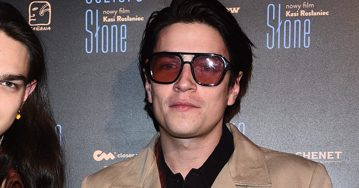 Stylowy Nikodem Rozbicki na premierze. Towarzyszył mu przystojny brat ...